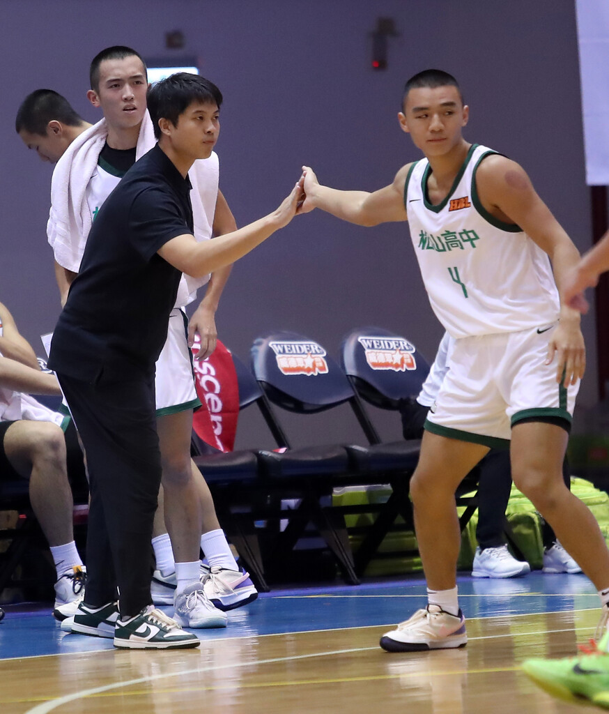 過去擔任助理教練，只要坐在板凳席，適時提醒下場球員細節，但站在第一線，做起總教練黃萬隆的工作，是完全不一樣。